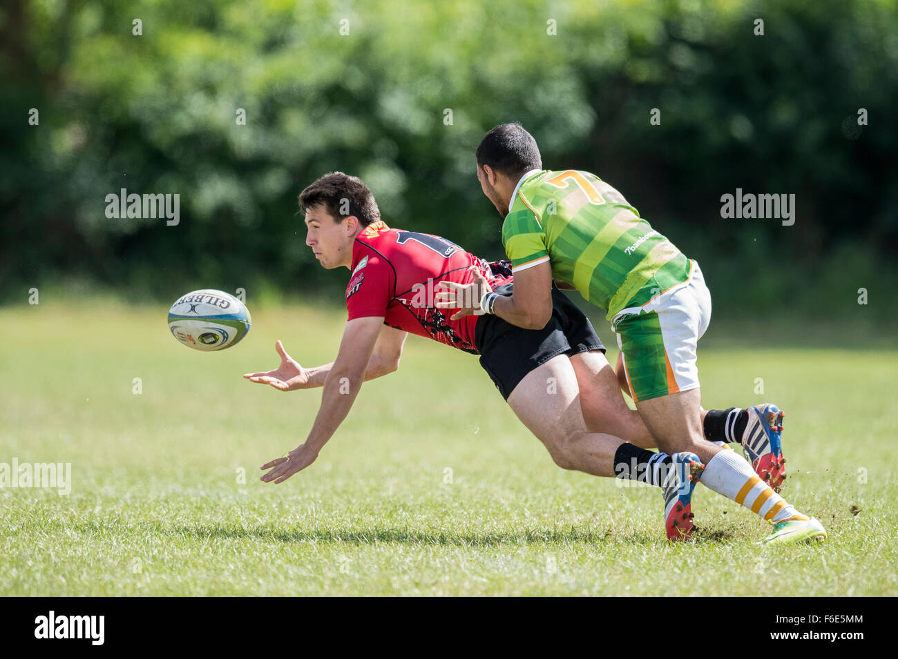 Rugby players tackling hi-res stock photography and images - Alamy