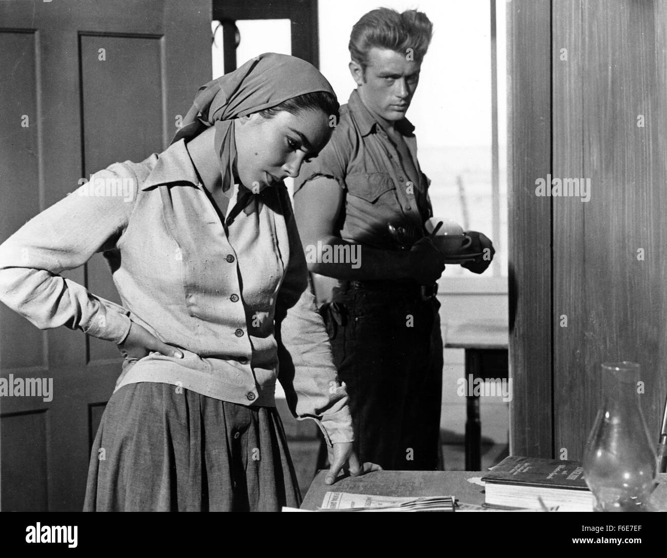 Giant 1956 elizabeth taylor hi-res stock photography and images - Alamy