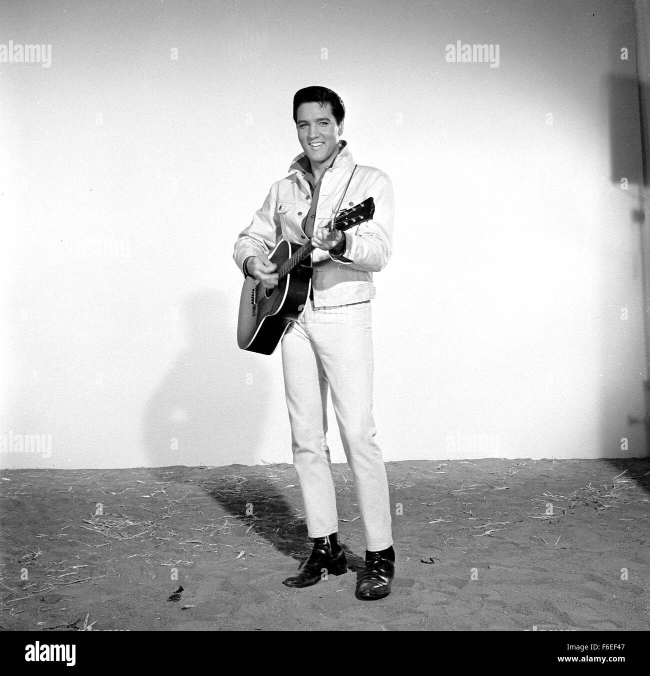Elvis presley kissin cousins Black and White Stock Photos & Images - Alamy