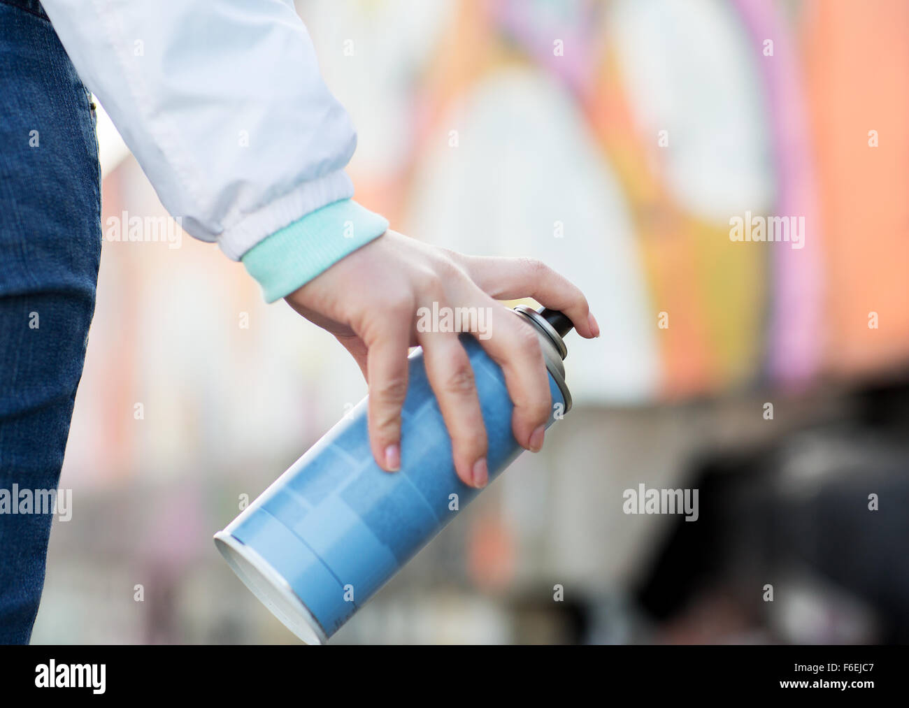 Teen spray painting graffiti hi-res stock photography and images - Alamy