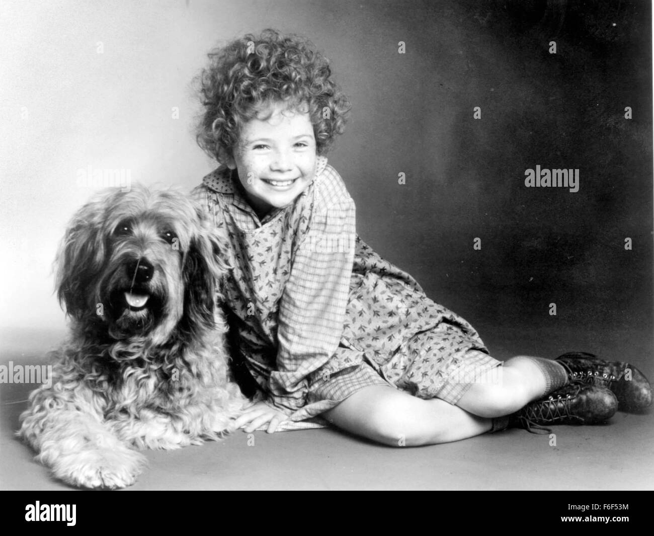 Annie 1982 aileen quinn Black and White Stock Photos & Images - Alamy