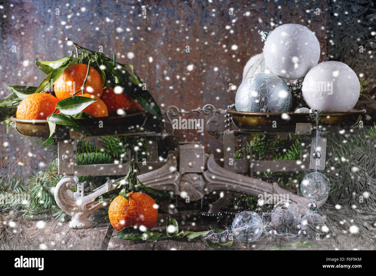 Tangerines christmas tree decorations hi-res stock photography and ...