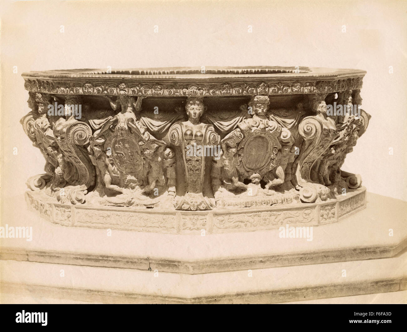 Cistern in courtyard palazzo ducale hi-res stock photography and images ...