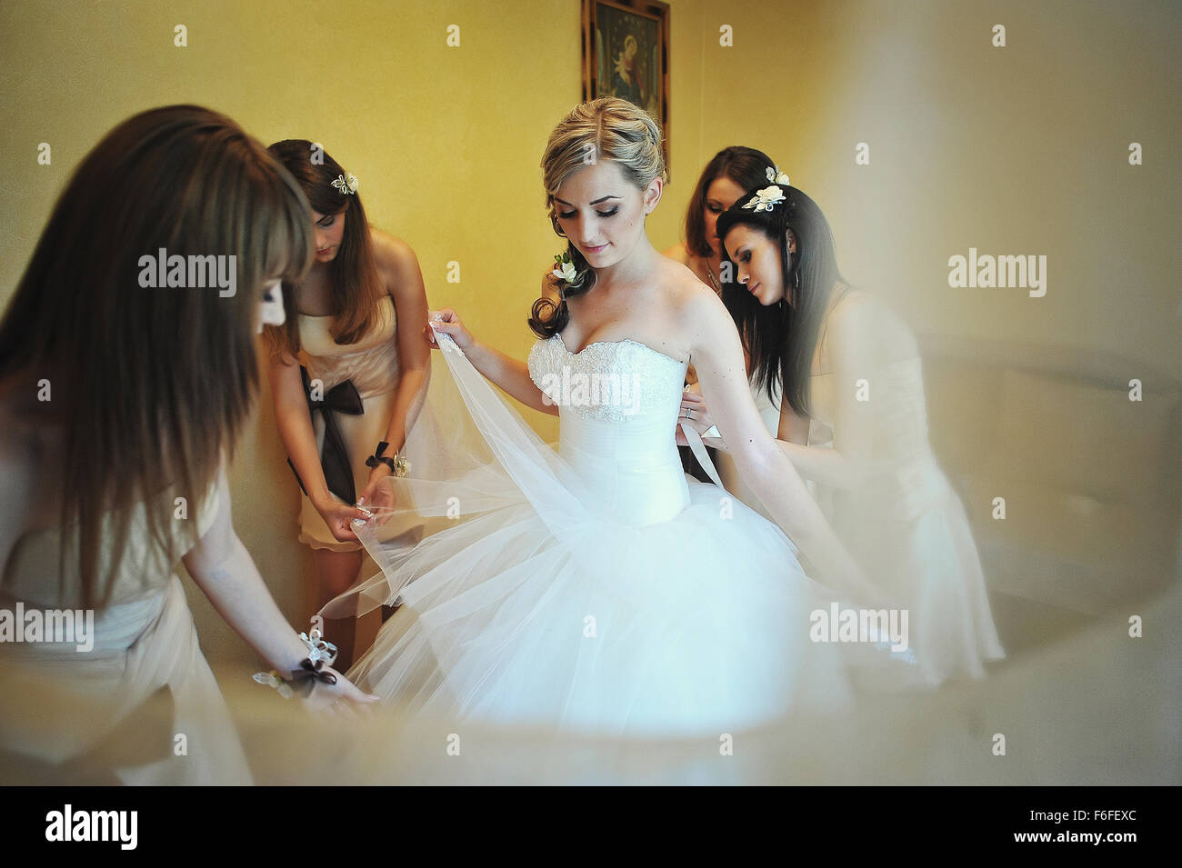 bridesmaids wear bride Stock Photo - Alamy