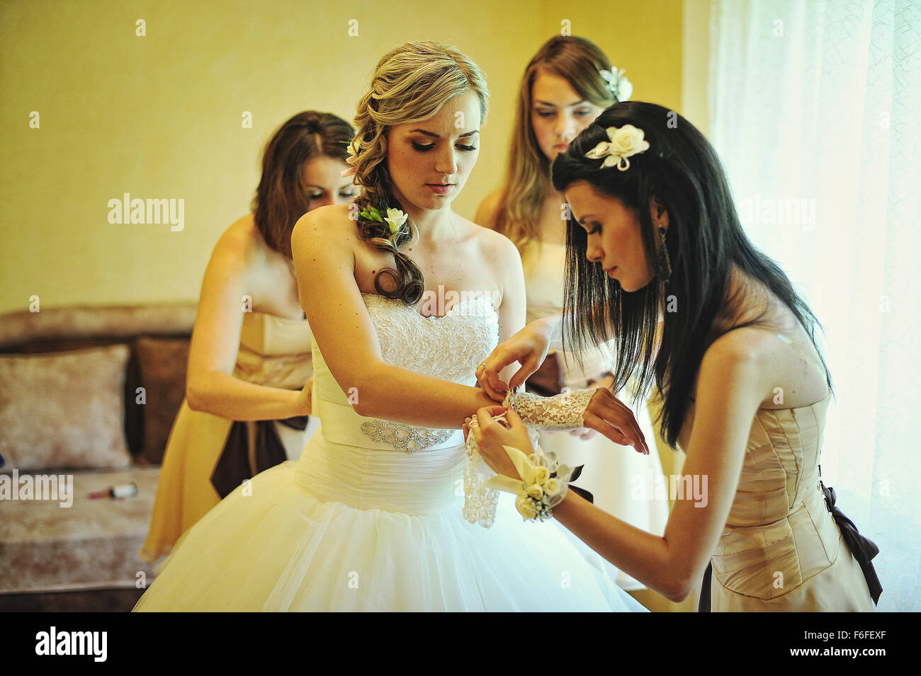 bridesmaids wear bride Stock Photo - Alamy