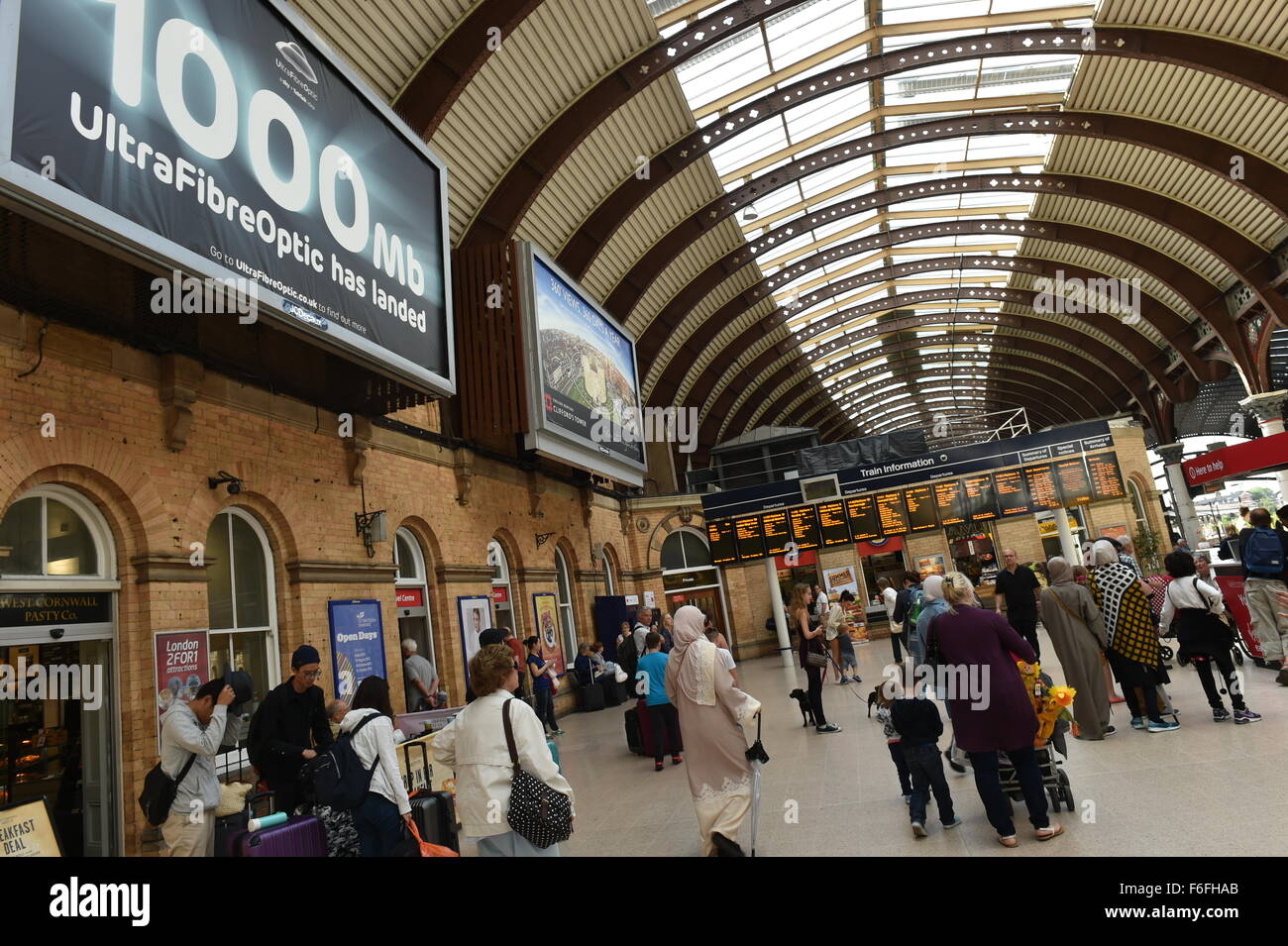 Crowd of travelers hi-res stock photography and images - Alamy