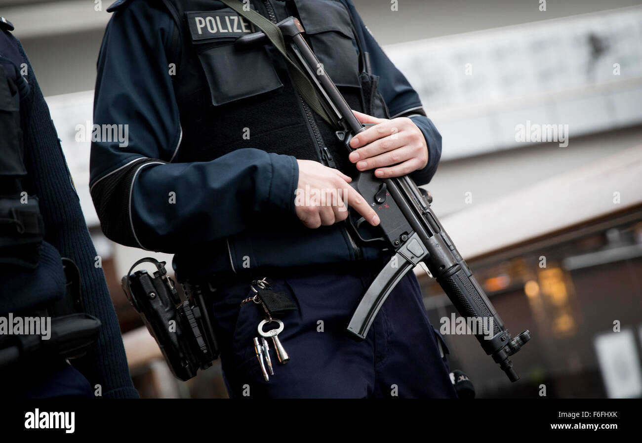 Berlin, Germany. 17th Nov, 2015. Armed officers of the German federal ...