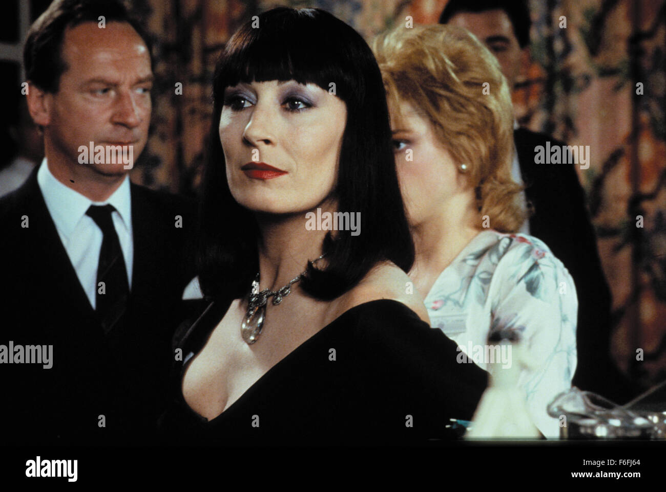 Anjelica huston witches 1990 hi-res stock photography and images - Alamy