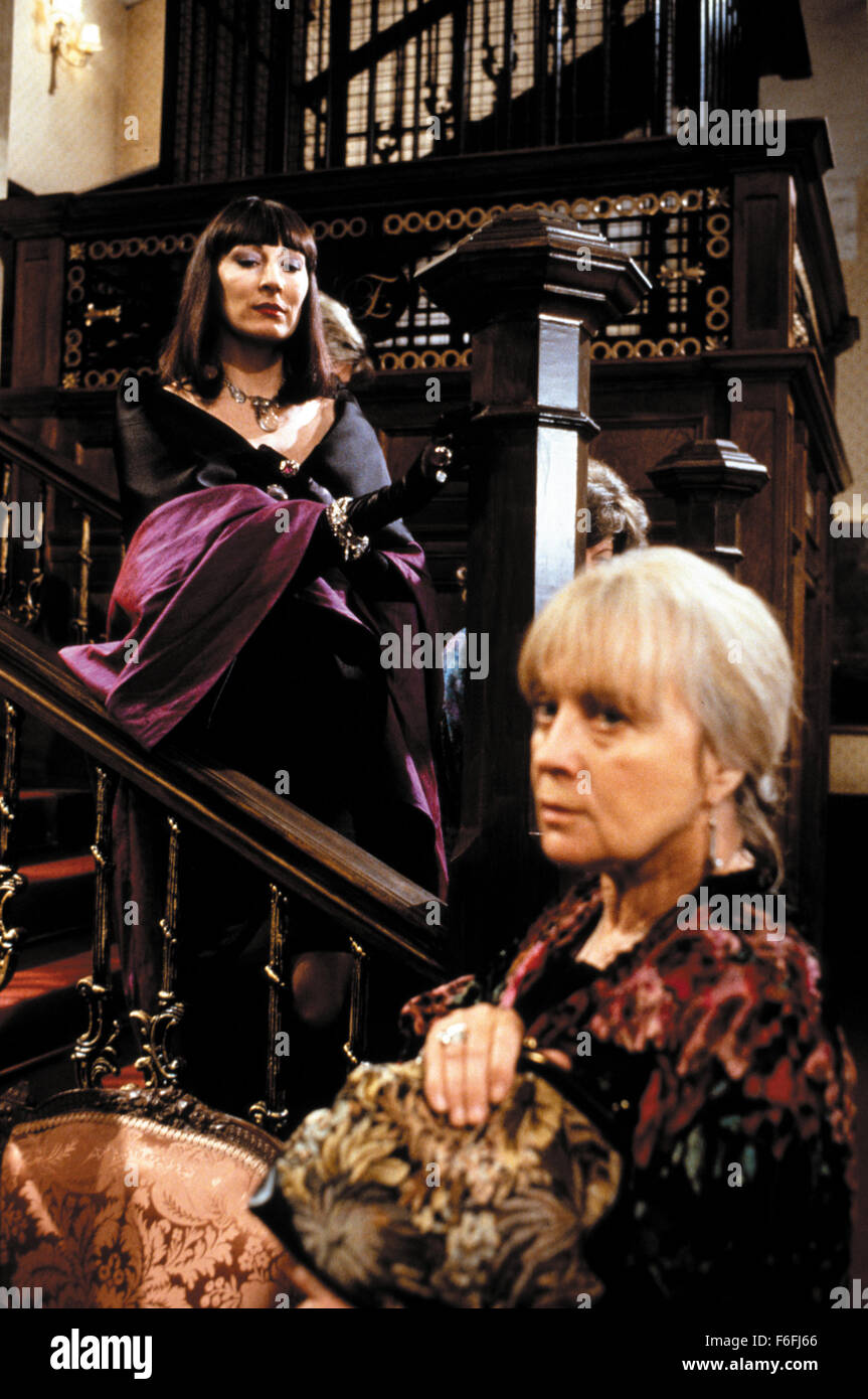 Anjelica huston witches 1990 hi-res stock photography and images - Alamy