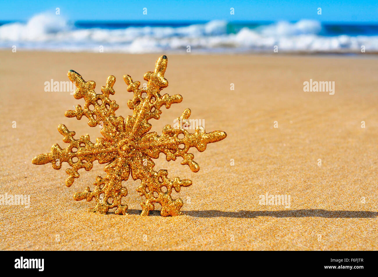 Golden snowflake hi-res stock photography and images - Alamy