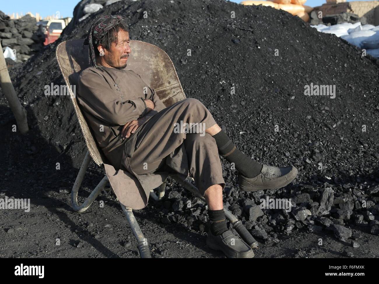 (151117) -- KABUL, Nov. 17, 2015 (Xinhua) -- An Afghan labor sits on a ...
