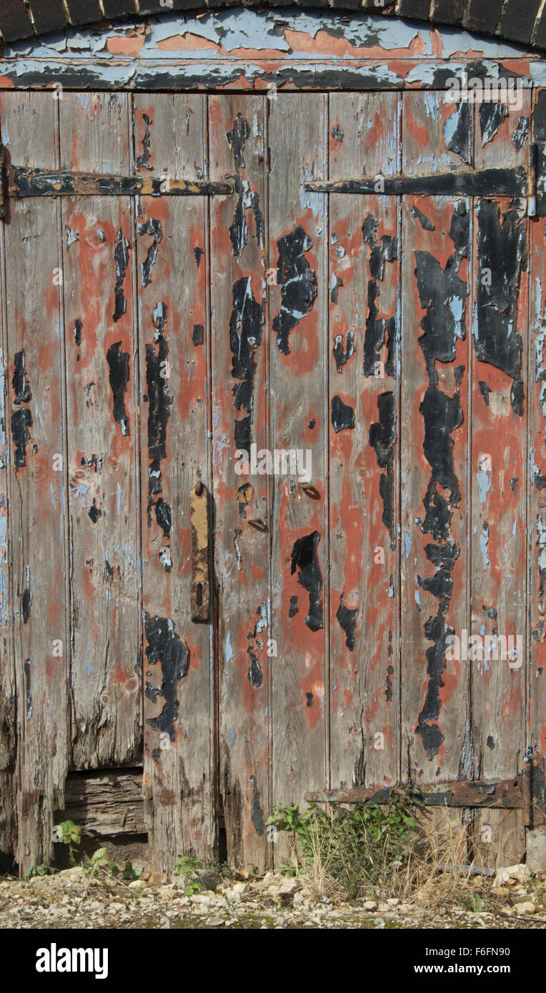 SUFFOLK; SNAPE MALTINGS COMPLEX; ROTTING WOODEN DOOR Stock Photo - Alamy