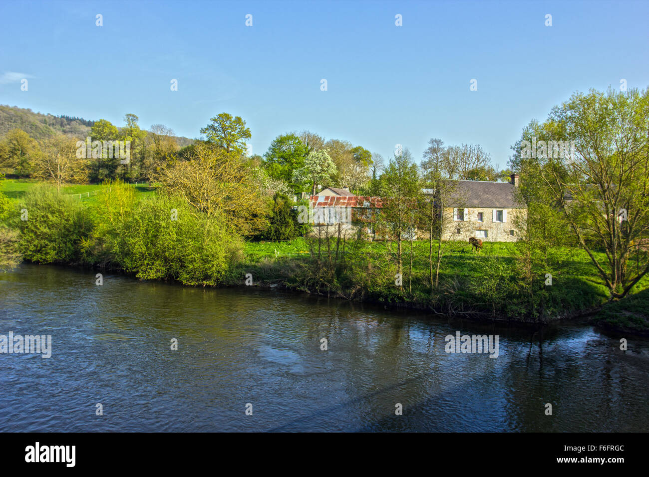 House beside a river hi-res stock photography and images - Alamy