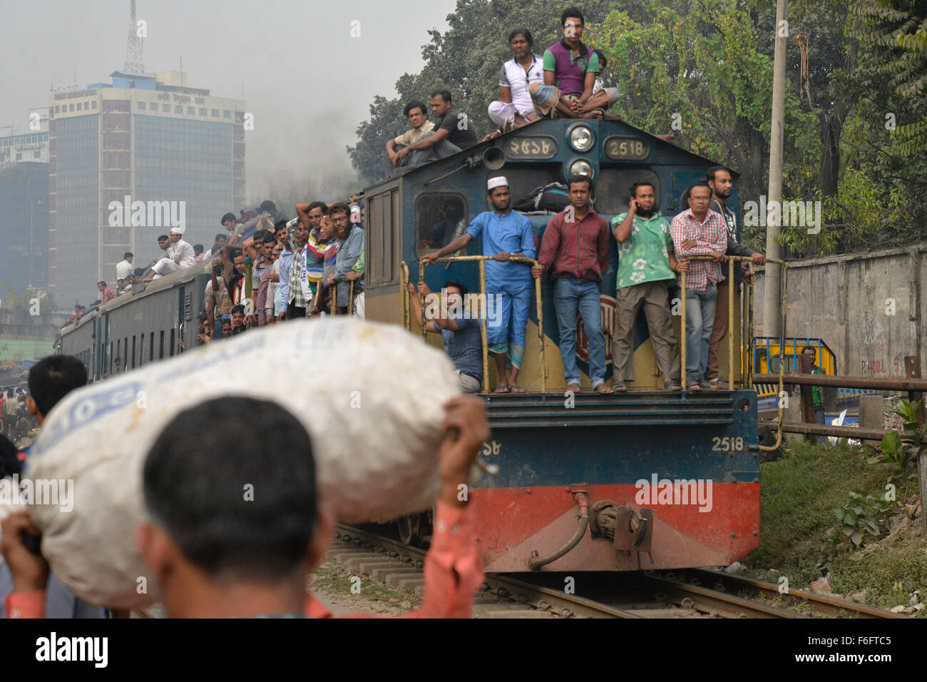 Bangladeshi train hi-res stock photography and images - Alamy