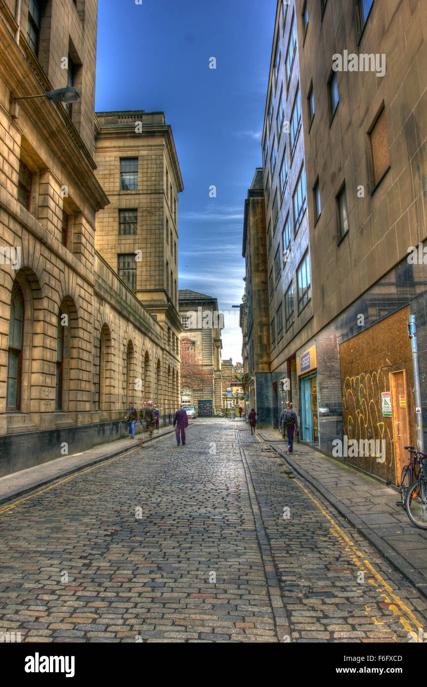 vanishing point of cobbled edinburgh street with people Stock Photo - Alamy