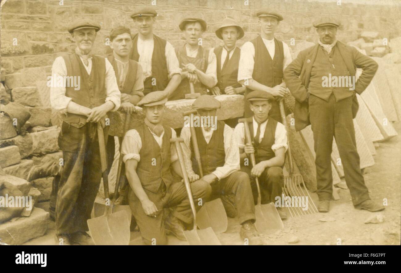 Stone workers hi-res stock photography and images - Alamy