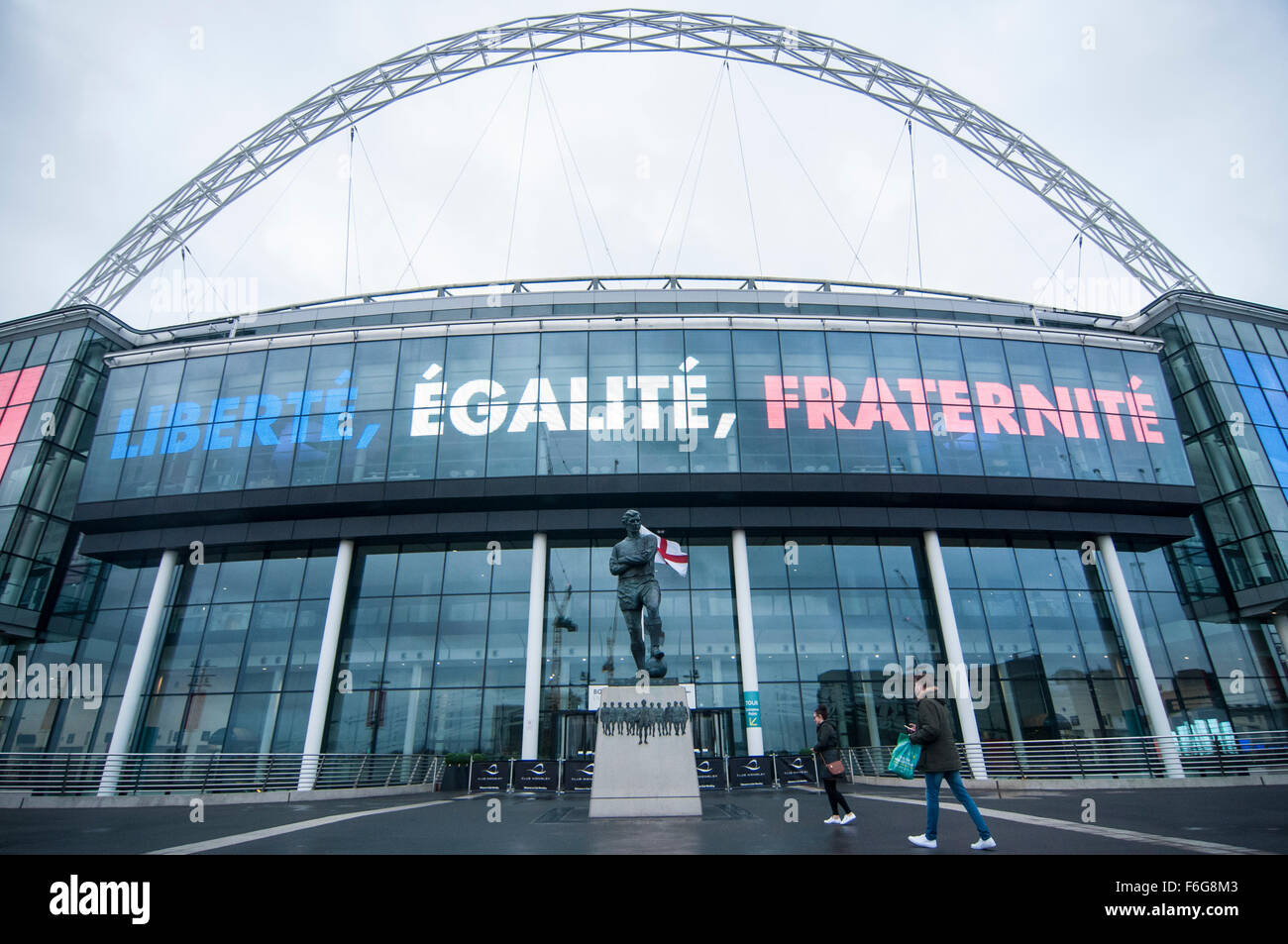 London, UK. 17 November 2015. The Bobby Moore statue at Wembley Stadium ...