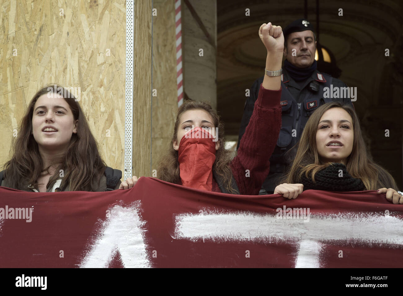 Rome, Italy. 17th Nov 2015. Roman students have returned to the streets ...