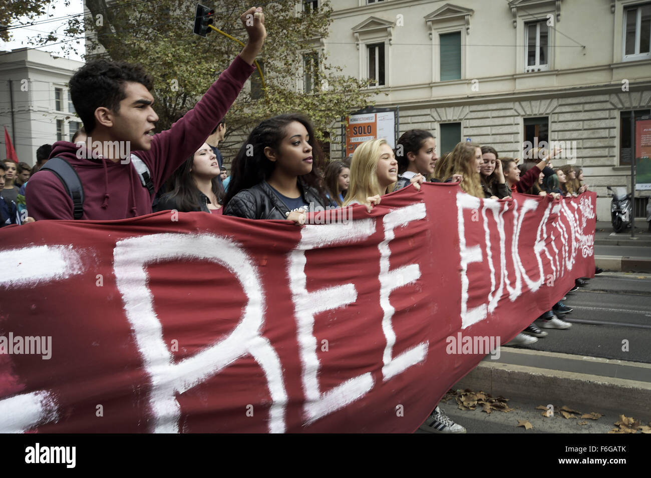 Rome, Italy. 17th Nov 2015. Roman students have returned to the streets ...