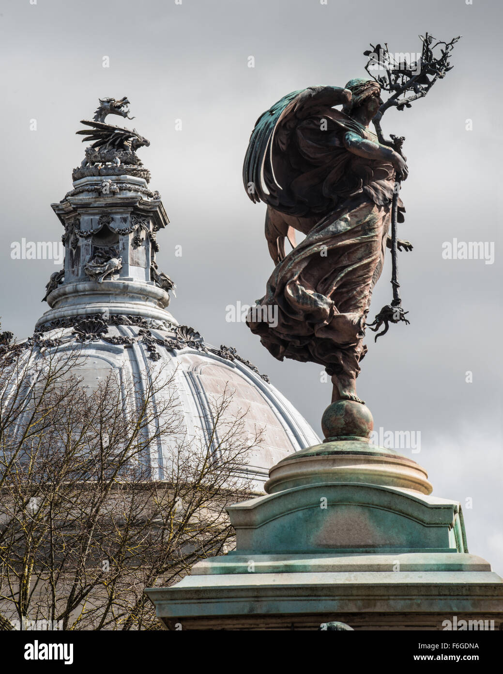 Dragon of wales statue hi-res stock photography and images - Alamy