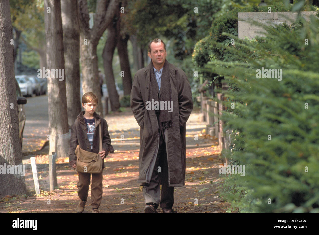 Haley joel osment and bruce willis hi-res stock photography and images ...