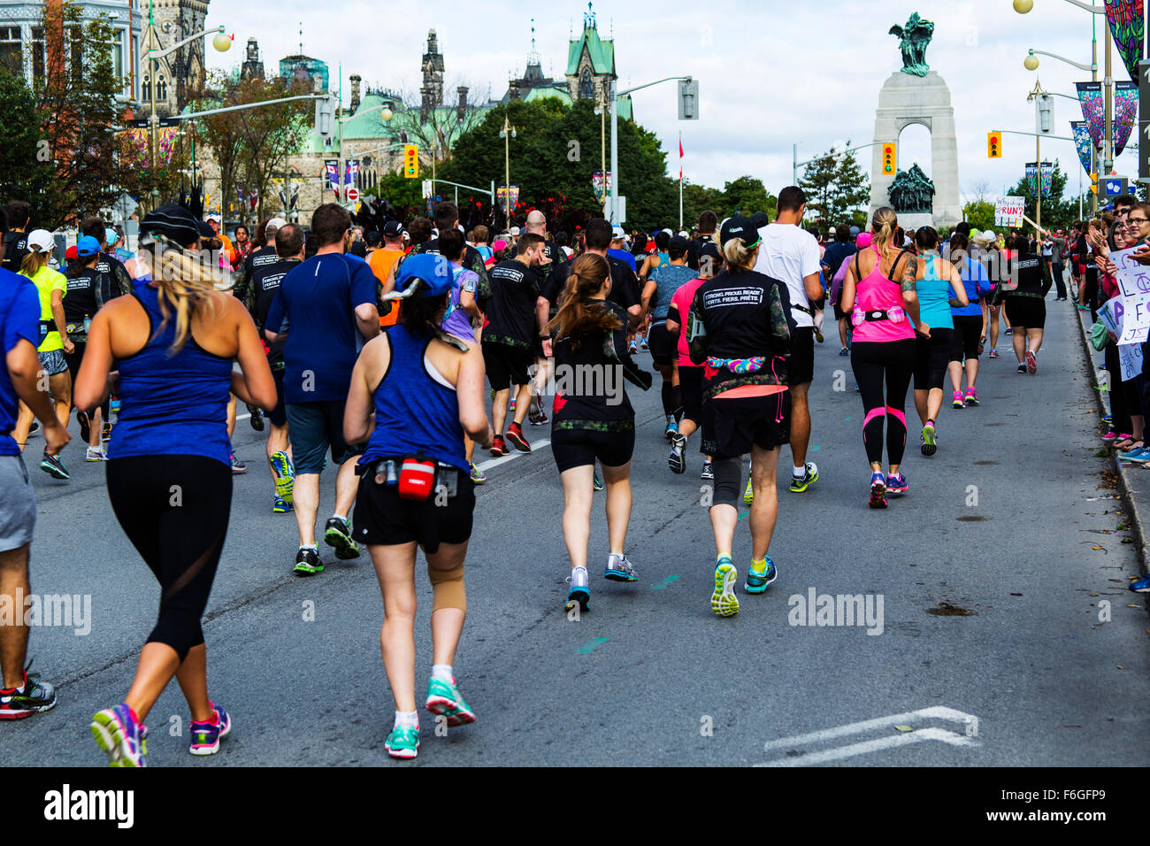 Army run hi-res stock photography and images - Alamy