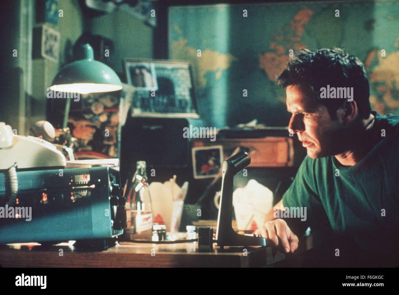 Frequency 2000 dennis quaid hi-res stock photography and images - Alamy