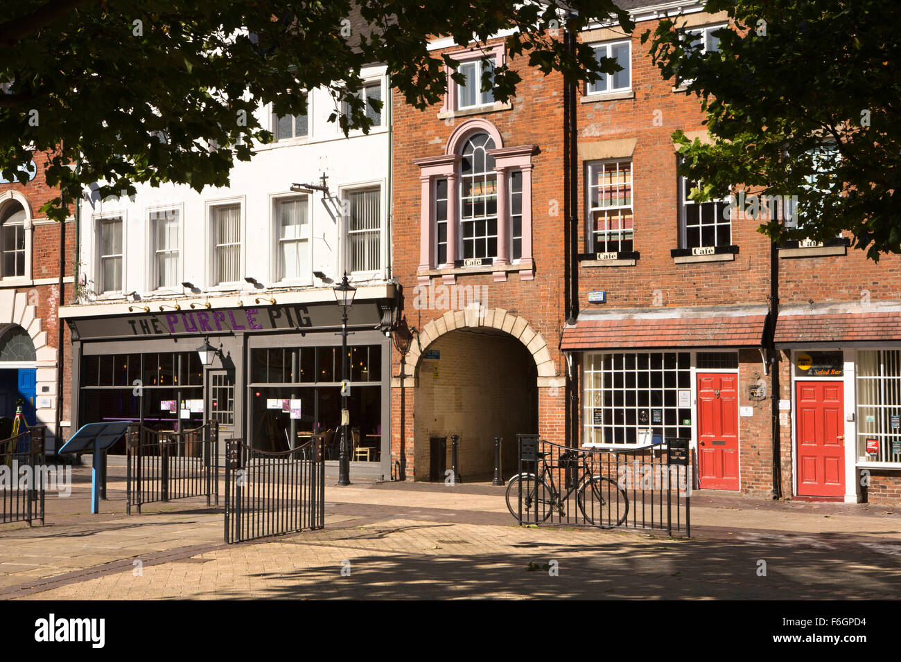 UK, England, Yorkshire, Hull, Trinity Square, archway entrance to ...