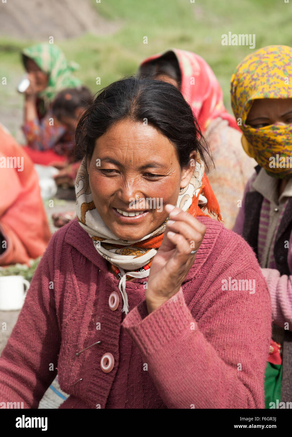 Indian woman road workers in traditional dress from the Himalayan ...