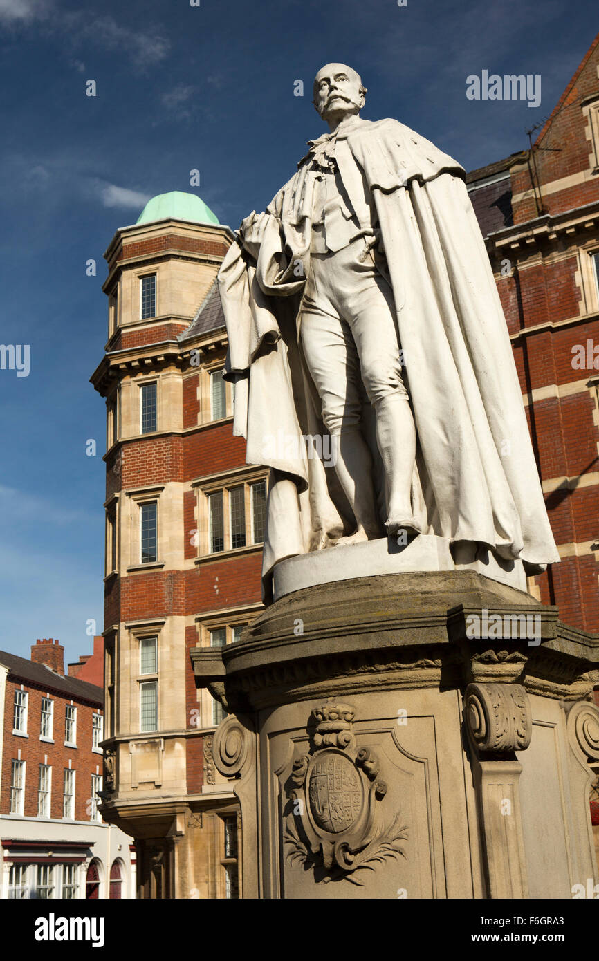 UK, England, Yorkshire, Hull, Alfred Gelder Street, Wilson statue of ...