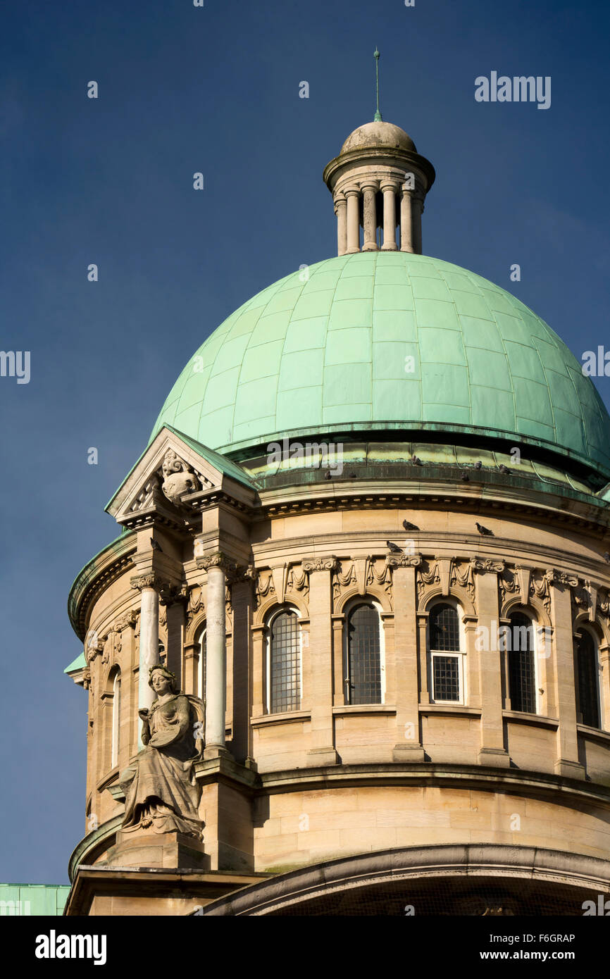 UK, England, Yorkshire, Hull, Queen Victoria Square, City Hall dome ...