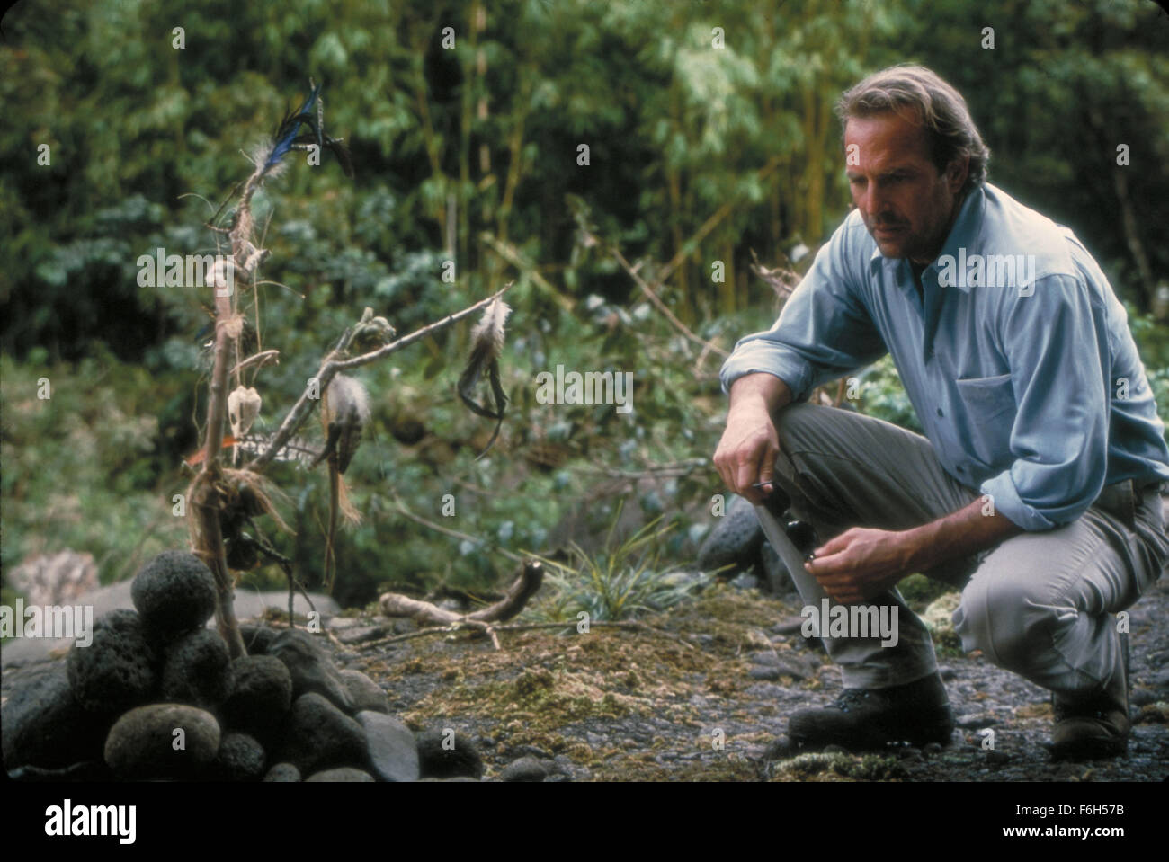 Kevin costner dragonfly 2002 hi-res stock photography and images - Alamy