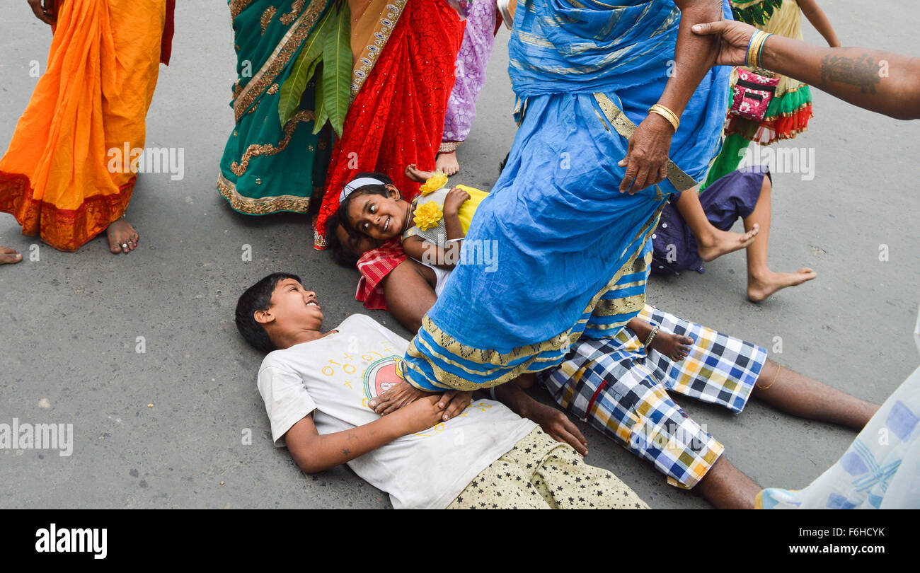 Kolkata, India. 17th Nov, 2015. Indian Hindu devotees performs "Dondi ...