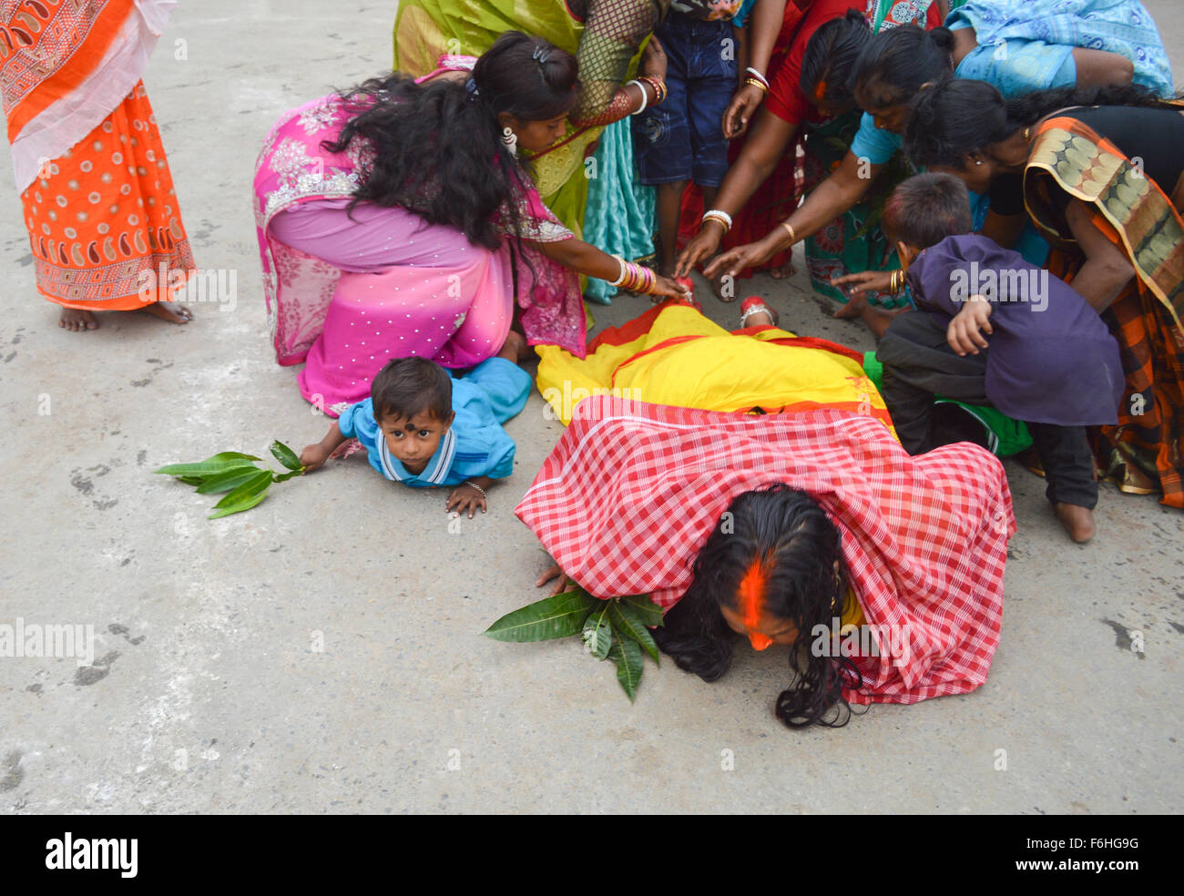 Kolkata, India. 17th Nov, 2015. Indian Hindu devotees performs "Dondi ...