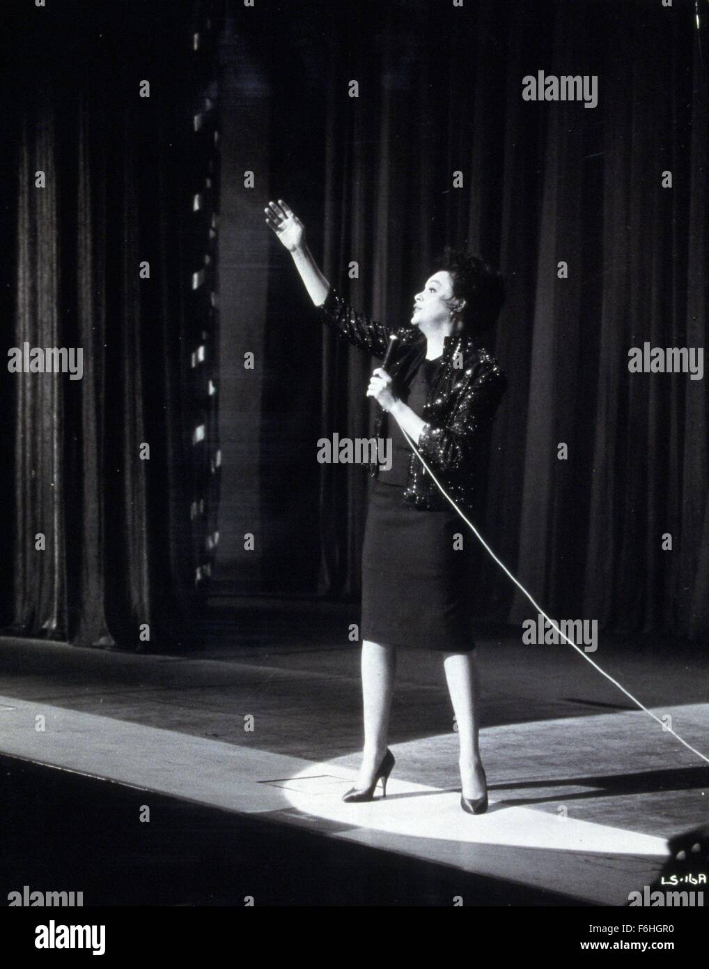 Judy garland singing hi-res stock photography and images - Alamy