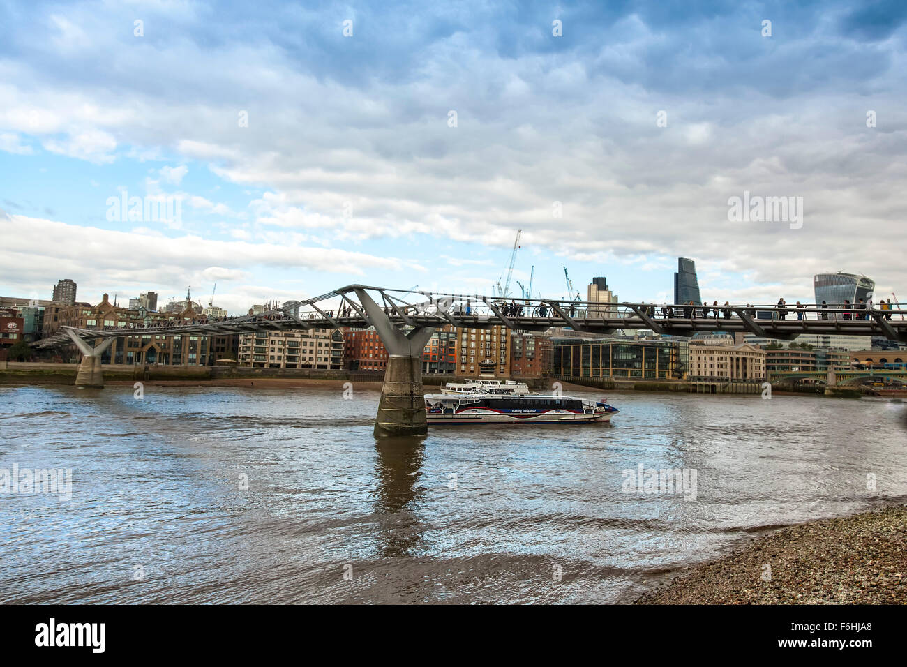 Thames bridged hi-res stock photography and images - Alamy