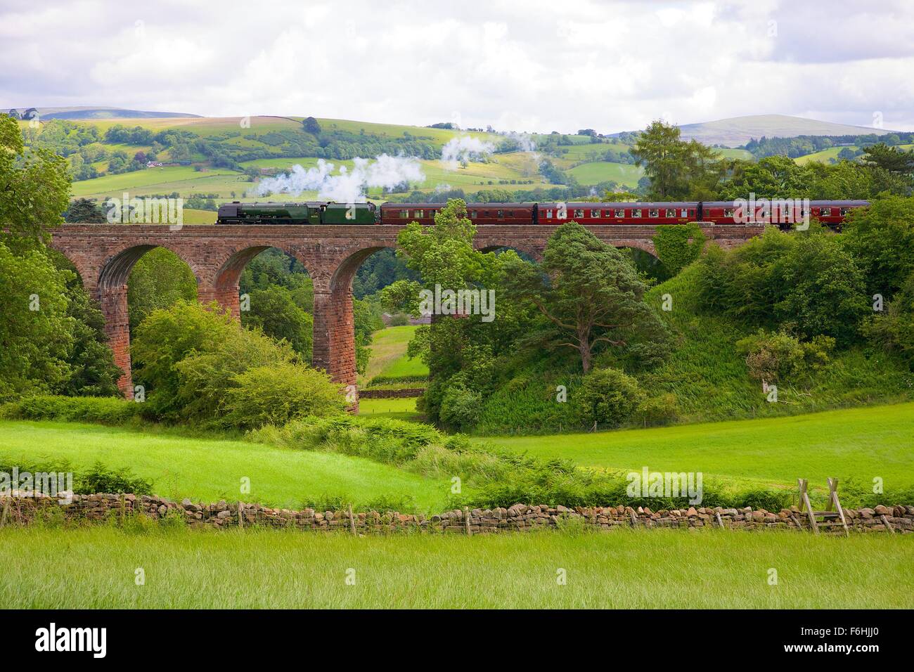 Steam train LMS Princess Coronation Class 46233 Duchess of Sutherland ...