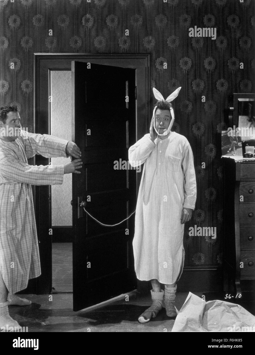 Leave em laughing 1928 stan laurel Black and White Stock Photos ...