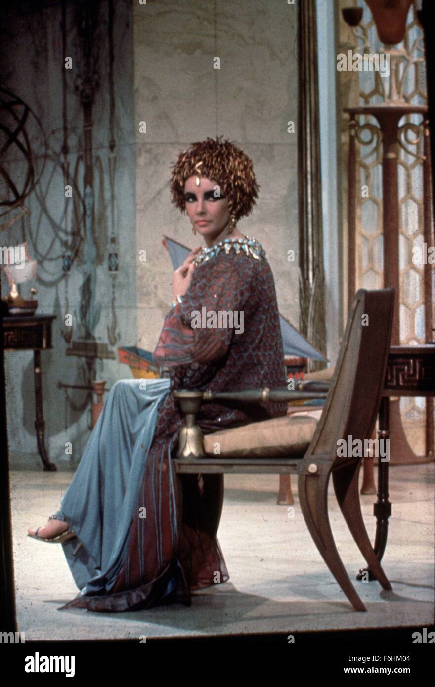 Elizabeth taylor cleopatra sitting hi-res stock photography and images ...