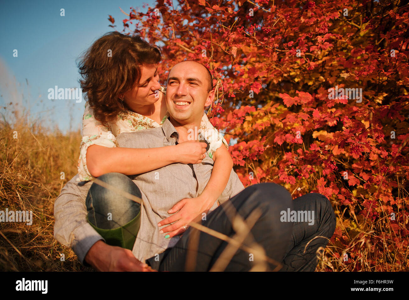 Happy and positive couple in autumn love story Stock Photo - Alamy