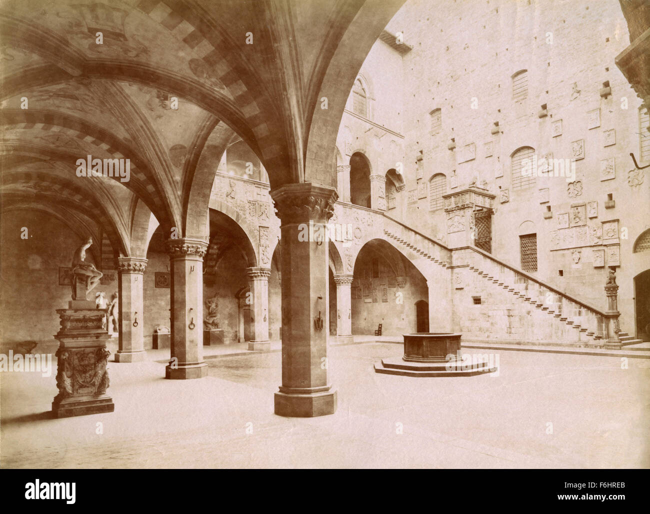 Courtyard of the palazzo vecchio hi-res stock photography and images ...