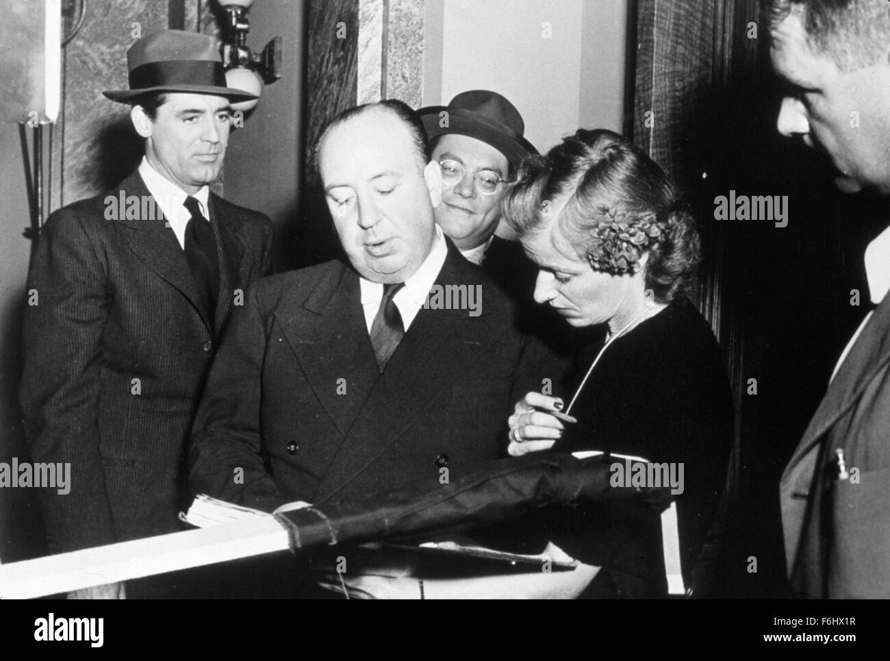 1946, Film Title: NOTORIOUS, Director: ALFRED HITCHCOCK, Studio: SELZNICK, Pictured: CARY GRANT ...