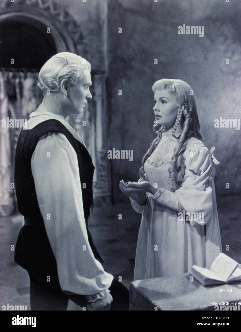 Hamlet 1948 laurence olivier hi-res stock photography and images - Alamy