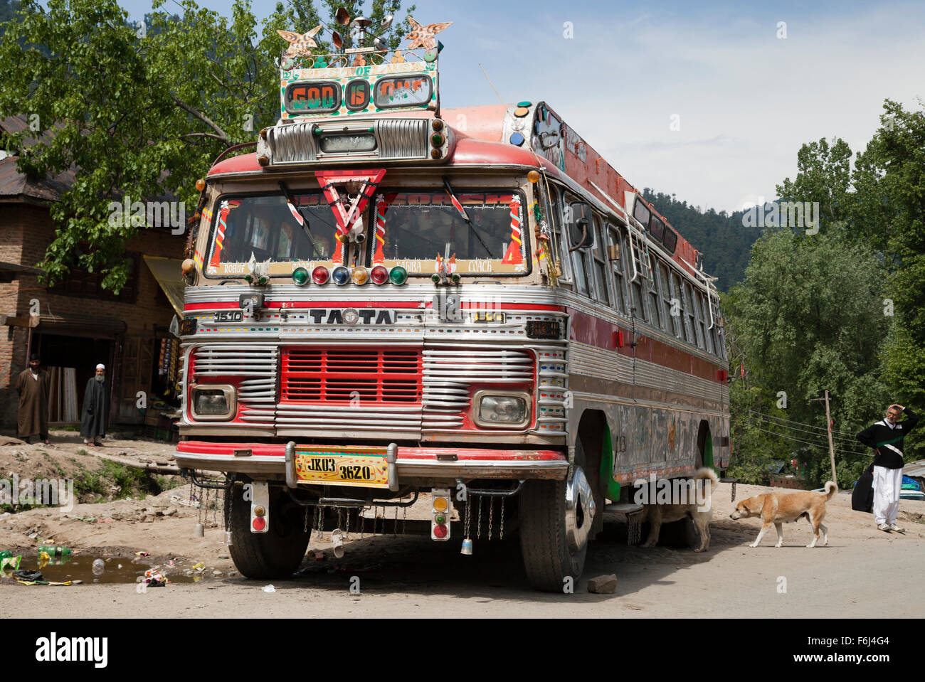 Decorated kashmiri bus in himalayan hi-res stock photography and images ...