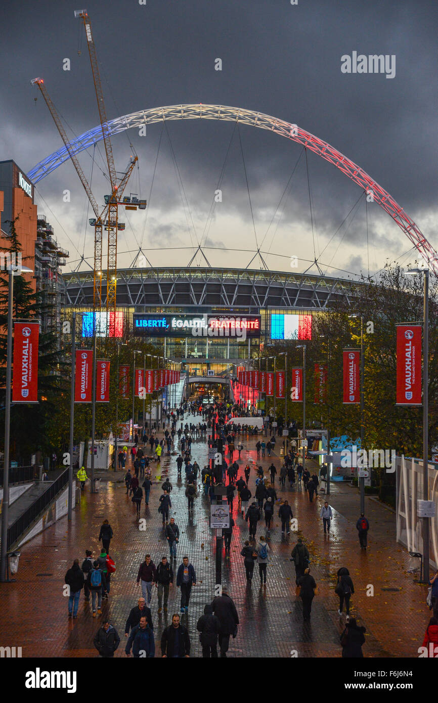 Wembley Stadium, London, UK. 17th November 2015. Fans arrive at Wembley ...
