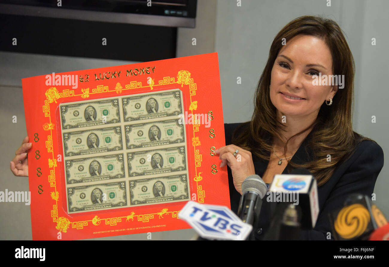 Washington, DC, USA. 17th Nov, 2015. U.S. Treasurer Rosie Rios displays ...