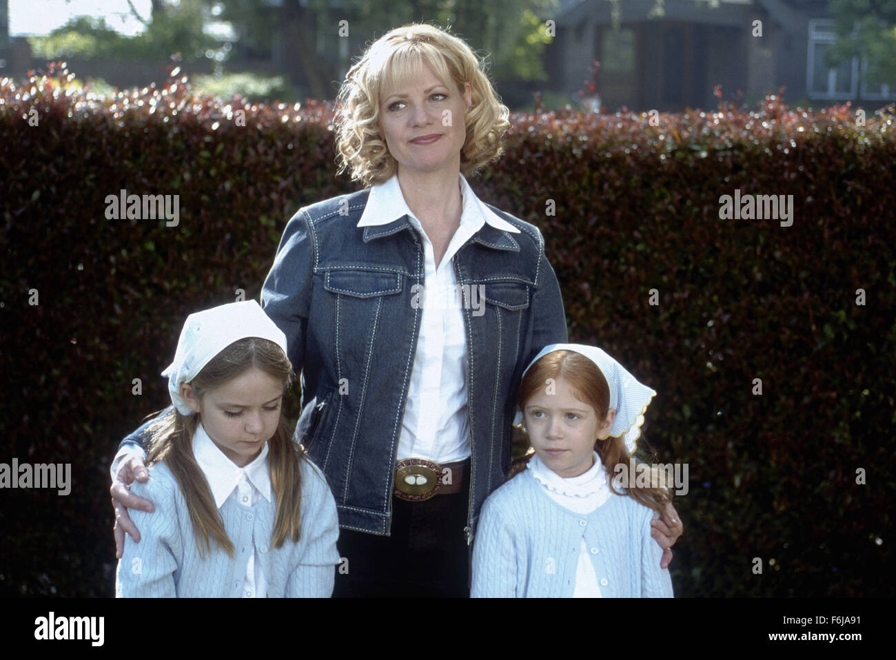 Cheaper by the dozen 2003 bonnie hunt hi-res stock photography and ...