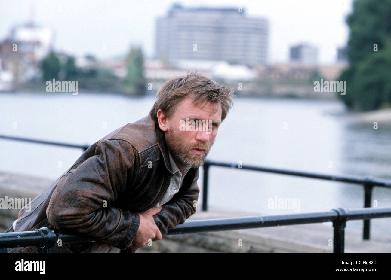 Film mother daniel craig hi-res stock photography and images - Alamy
