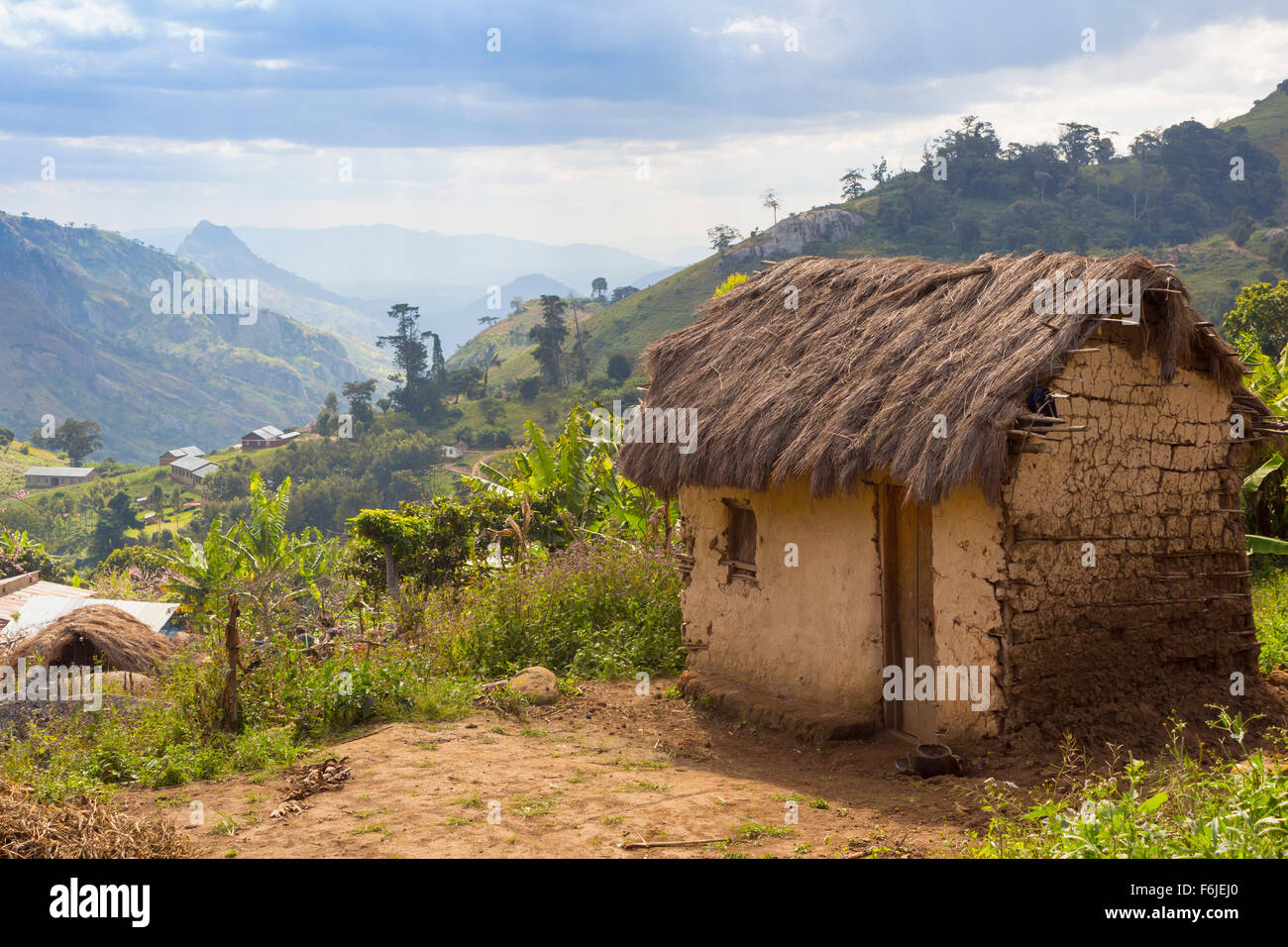 African thatched hut hi-res stock photography and images - Alamy