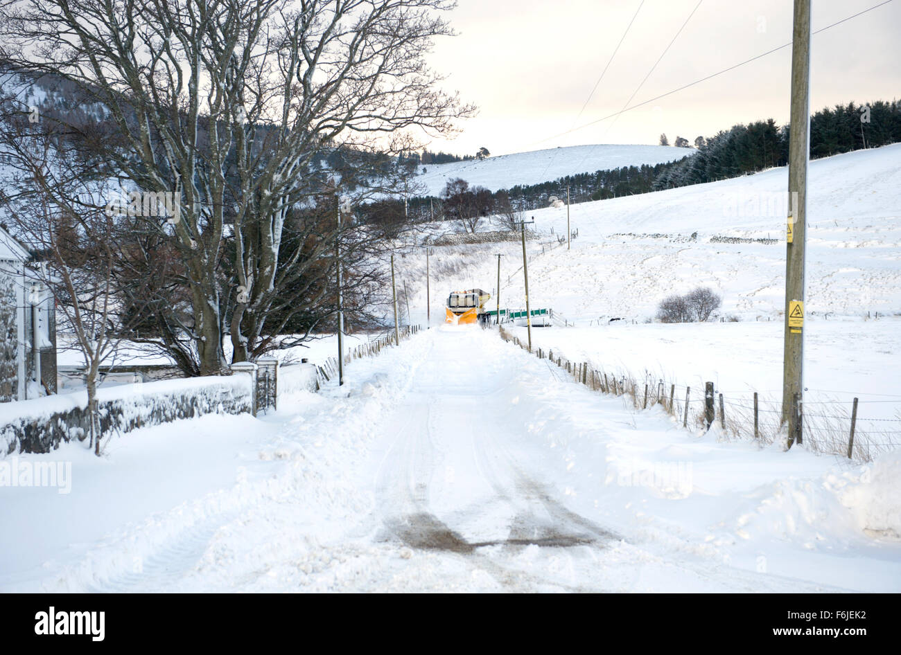 an aberdeenshire council snow plough fights its way through overnight ...